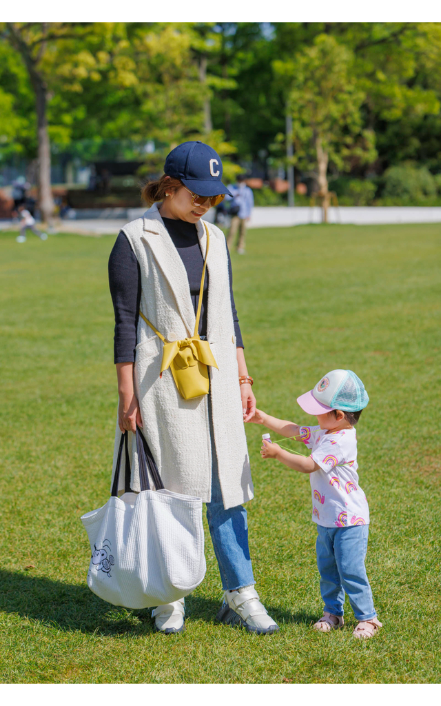 写真 (3枚目) - 「スニーカー」でもきれいめの理由は[白の厚底]！関西ママSNAP - LOCARI（ロカリ）
