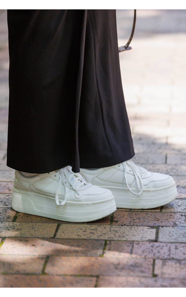 写真 (4枚目) - 「スニーカー」でもきれいめの理由は[白の厚底]！関西ママSNAP - LOCARI（ロカリ）