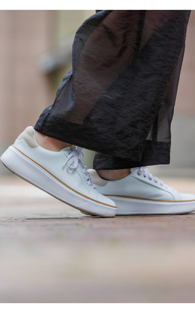 写真 (6枚目) - 「スニーカー」でもきれいめの理由は[白の厚底]！関西ママSNAP - - LOCARI（ロカリ）