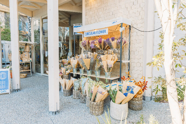 写真 (4枚目) - ＜2024年最新＞駅近・カフェ併設も。センスいい花に出合える都内の花屋6選 - LOCARI（ロカリ）