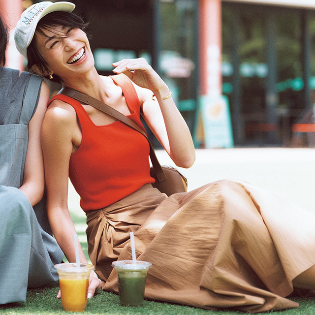 写真 (2枚目) - [夏の公園オシャレ5選]見守りママは“キレイめ”が新鮮！サロペ、ワンピetc. - LOCARI（ロカリ）