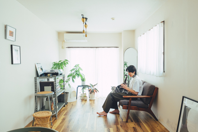 写真 (1枚目) - [1LDK・44㎡二人暮らしのインテリア]色と余白を大切に、愛猫に合わせたグレーのリビング - LOCARI（ロカリ）