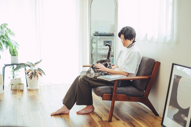 写真 (2枚目) - [1LDK・44㎡二人暮らしのインテリア]色と余白を大切に、愛猫に合わせたグレーのリビング - LOCARI（ロカリ）