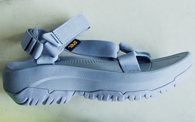 写真 (3枚目) - [ナイキ、テバetc.]人気コンフォート系サンダルも「厚底」トレンド！ - LOCARI（ロカリ）