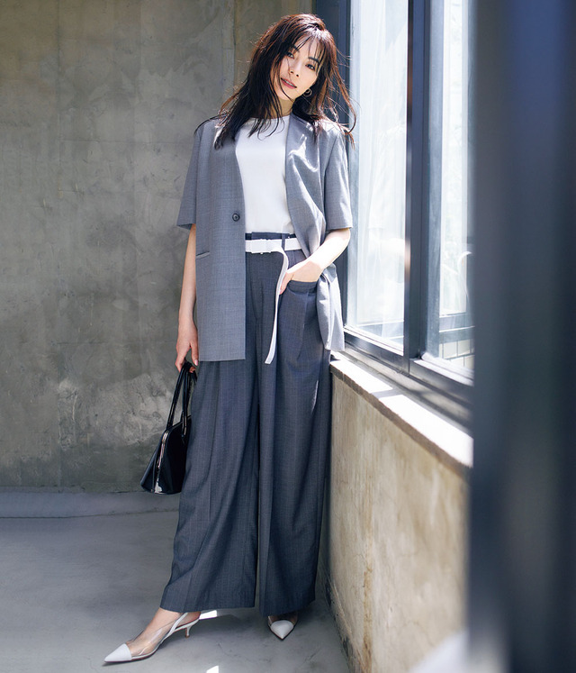 写真 (1枚目) - まだまだトレンド！上品見えする40代のグレーコーデ13選[2024最新] - LOCARI（ロカリ）