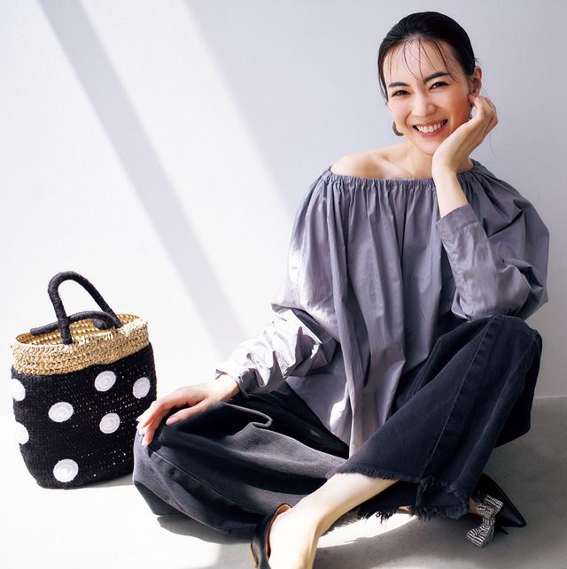 写真 (3枚目) - まだまだトレンド！上品見えする40代のグレーコーデ13選[2024最新] - LOCARI（ロカリ）