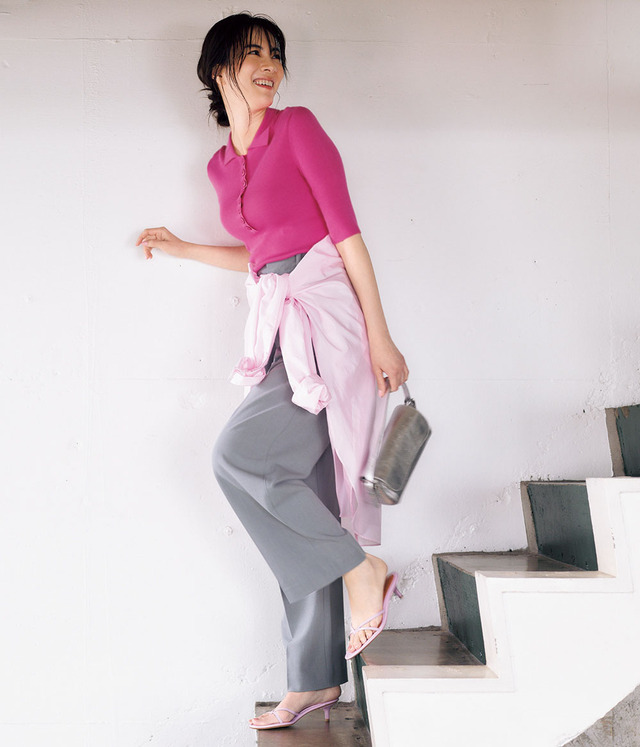 写真 (5枚目) - まだまだトレンド！上品見えする40代のグレーコーデ13選[2024最新] - LOCARI（ロカリ）