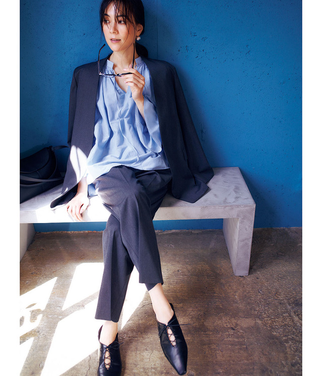 写真 (8枚目) - まだまだトレンド！上品見えする40代のグレーコーデ13選[2024最新] - LOCARI（ロカリ）