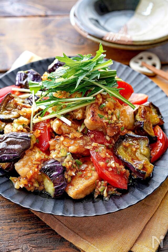 写真 (1枚目) - 鶏肉も野菜もたっぷり！ハマる旨さの「大人気レシピ」26選 - LOCARI（ロカリ） - LOCARI（ロカリ）