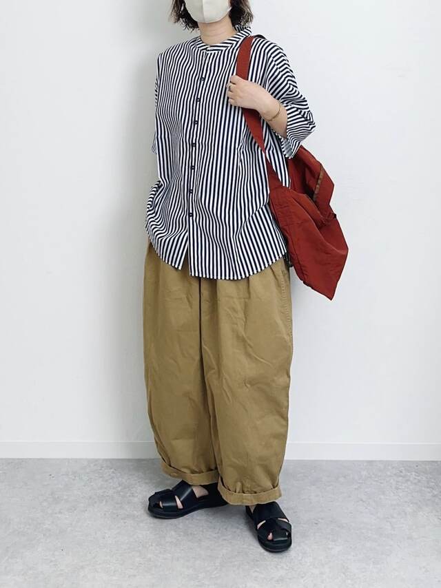 写真 (3枚目) - オシャレなチノパンレディースコーデがしたい！シーン別コーデ28選 - LOCARI（ロカリ）