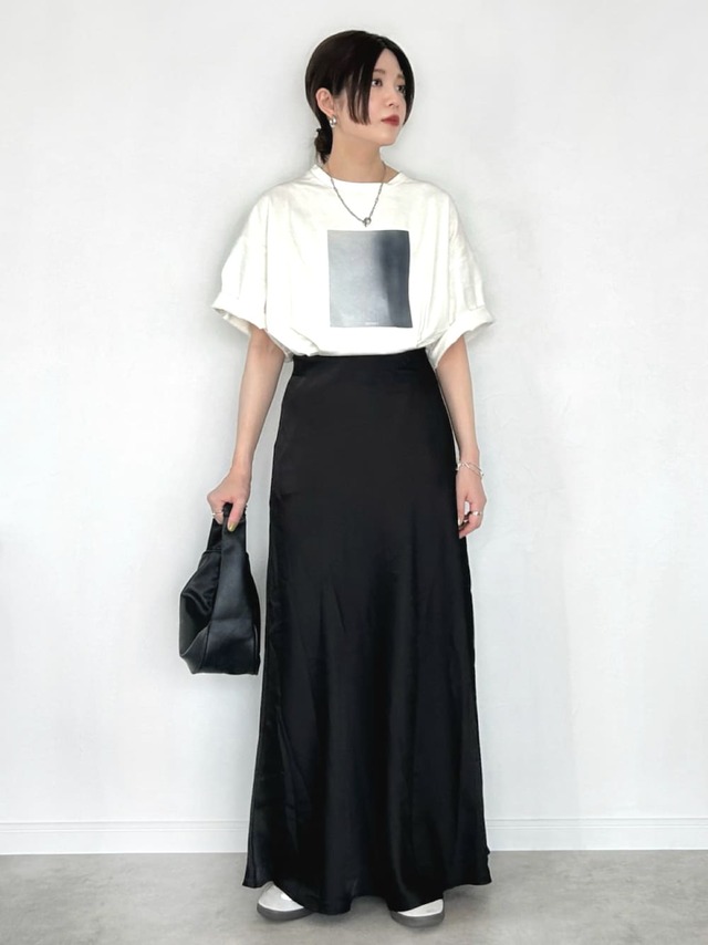 写真 (2枚目) - サテンスカートコーデが大人気！即マネしたいオシャレコーデ22選 - LOCARI（ロカリ） - LOCARI（ロカリ）