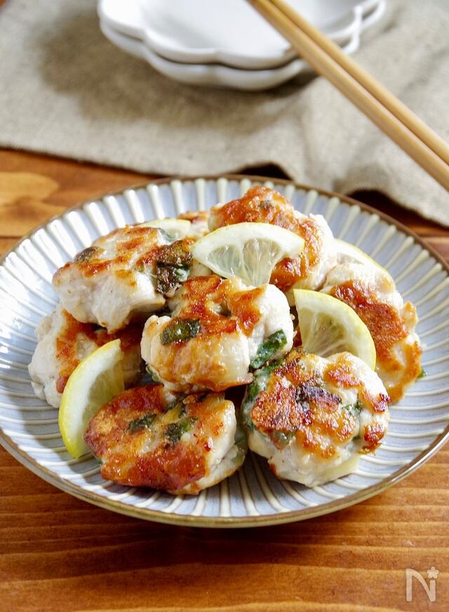 写真 (16枚目) - 「鶏肉×大葉」が最強に旨い！夏に人気の「爽やかレシピ」32選 - LOCARI（ロカリ） - LOCARI（ロカリ）