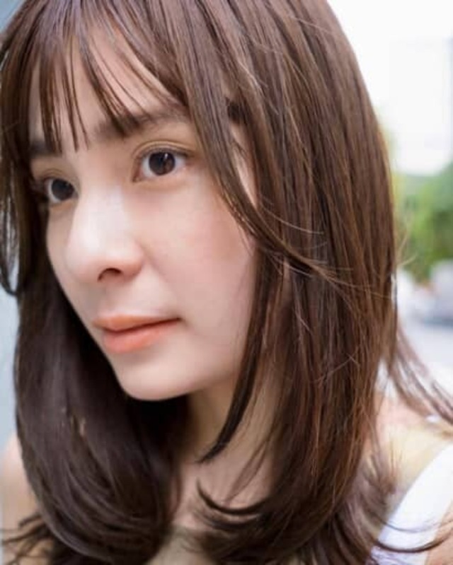 写真 (1枚目) - 軽やかなのにきちんと感を演出。大人っぽくて上品な雰囲気が魅力の[最旬ミディアムヘア] - - LOCARI（ロカリ）