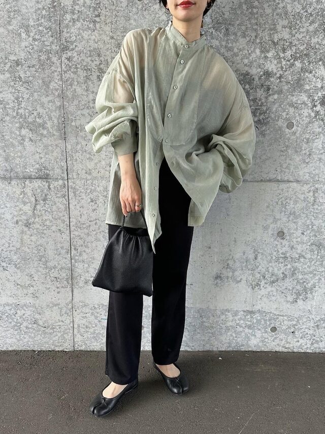 写真 (3枚目) - 気温29度を快適に過ごす服装って？オフィス＆夏・秋コーデ特集 - LOCARI（ロカリ） - LOCARI（ロカリ）