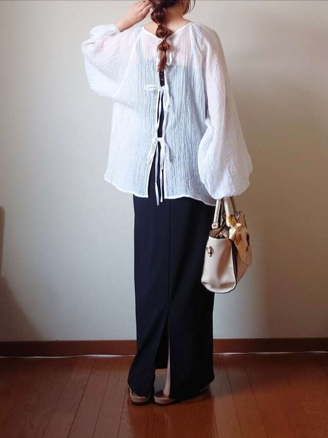 写真 (11枚目) - リボンブラウスコーデ29選！大人っぽく着回すコツ大特集！ - LOCARI（ロカリ） - LOCARI（ロカリ）