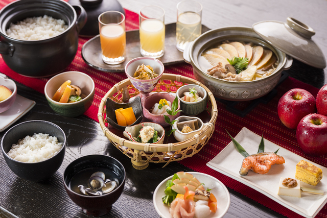 【星野リゾート ⻘森屋】秋の旬を楽しむ「シャキッとりんご朝食」新登場！ - LOCARI（ロカリ）