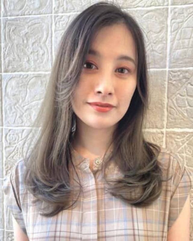 写真 (2枚目) - ツヤ感の演出がアカ抜けの鍵。2024秋・大人世代が採り入れるべき[最旬ヘアカラー] - - LOCARI（ロカリ）