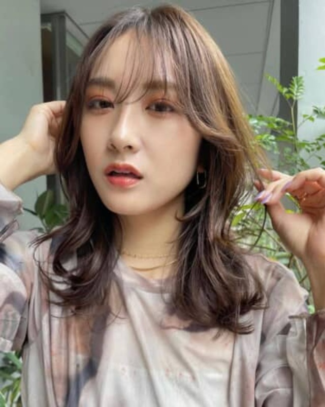 写真 (3枚目) - ツヤ感の演出がアカ抜けの鍵。2024秋・大人世代が採り入れるべき[最旬ヘアカラー] - LOCARI（ロカリ）