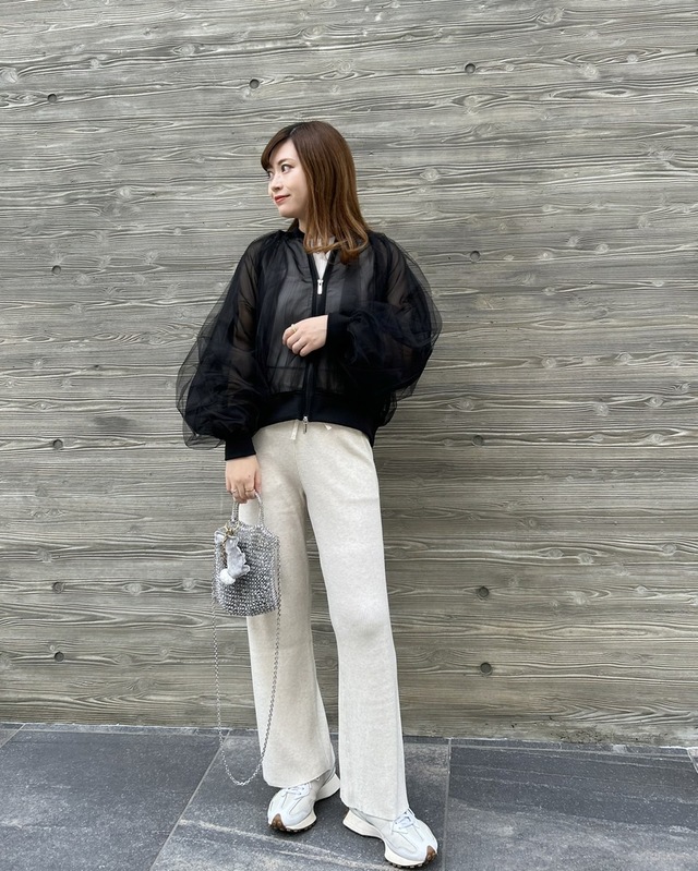 写真 (2枚目) - [ユニクロ、GU、ZARA]の白アイテムでキレイめ「運動会コーデ」5選 - LOCARI（ロカリ）