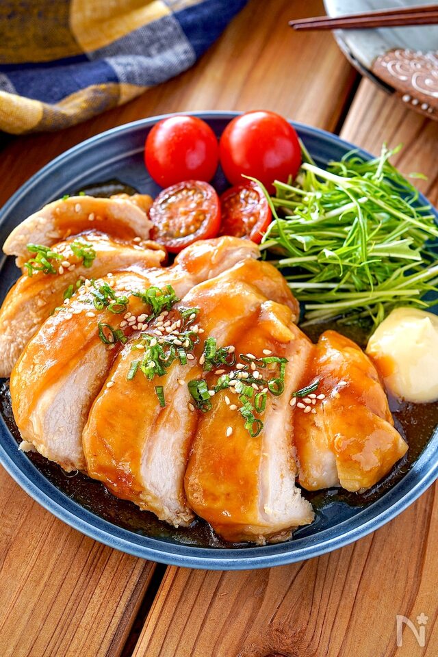 写真 (1枚目) - 鶏むね肉で大満足！旨みあふれる「ボリューム満点おかず」17選 - LOCARI（ロカリ） - LOCARI（ロカリ）