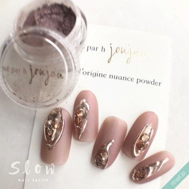 写真 (5枚目) - ベージュとミラーで作る大人のニュアンスネイル♡あか抜けデザイン10選 - LOCARI（ロカリ）