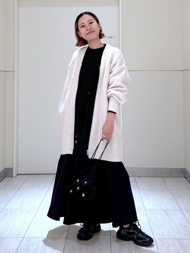 写真 (13枚目) - 【2024年】大人のロングカーディガンコーデ32選｜カラー別の着こなしを紹介 - LOCARI（ロカリ）