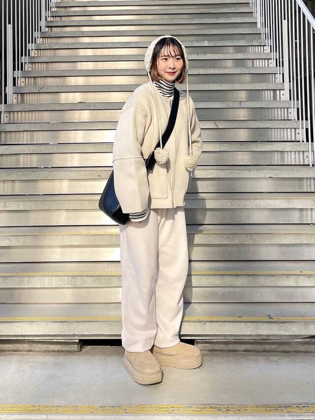 写真 (2枚目) - 2024年も大流行「UGG®︎（アグ）」厚底ブーツコーデ14選 - LOCARI（ロカリ）