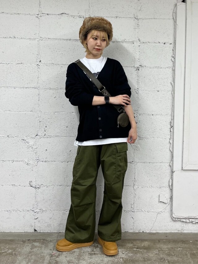 写真 (31枚目) - 【2024最新】カーキパンツの大人コーデ27選｜カーキに合う色と季節別の着こなしを紹介 - LOCARI（ロカリ）