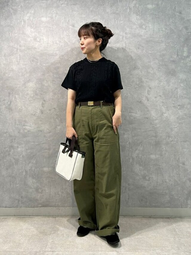 写真 (24枚目) - 【2024最新】カーキパンツの大人コーデ27選｜カーキに合う色と季節別の着こなしを紹介 - LOCARI（ロカリ）