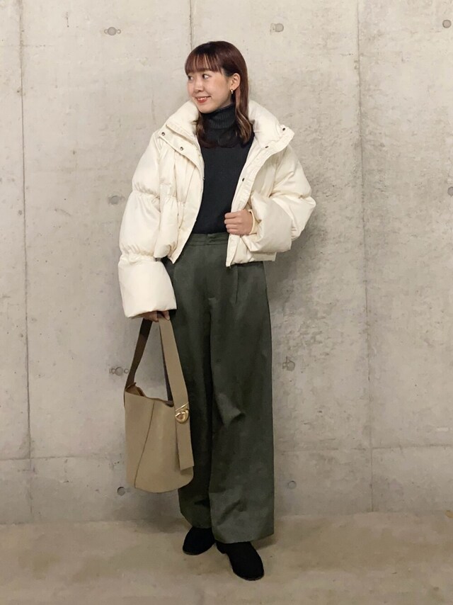 写真 (15枚目) - 【2024最新】カーキパンツの大人コーデ27選｜カーキに合う色と季節別の着こなしを紹介 - LOCARI（ロカリ）