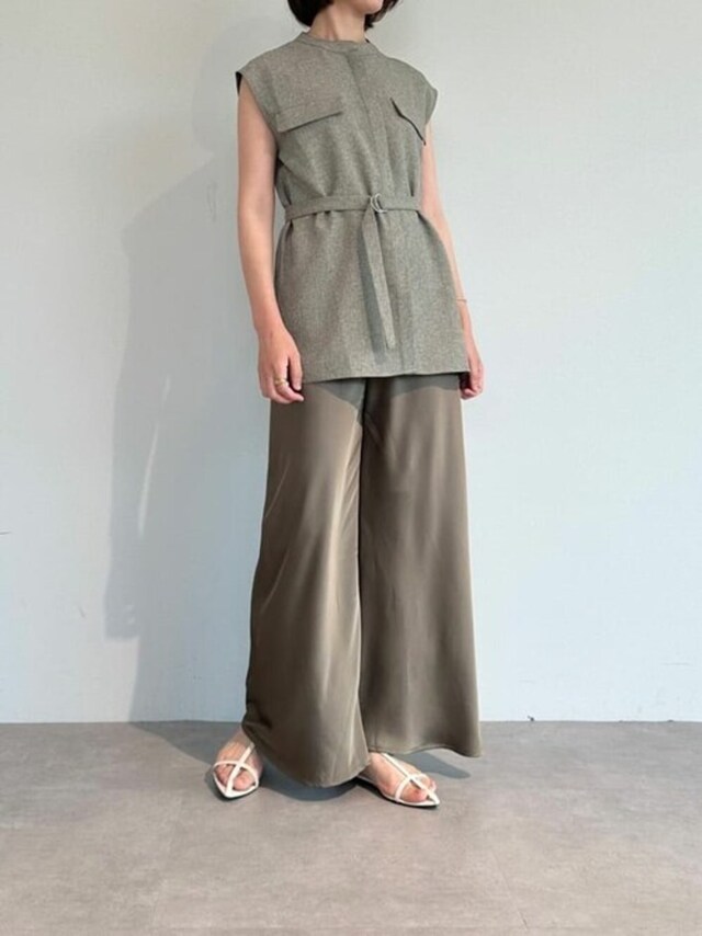 写真 (27枚目) - 【2024最新】カーキパンツの大人コーデ27選｜カーキに合う色と季節別の着こなしを紹介 - LOCARI（ロカリ）