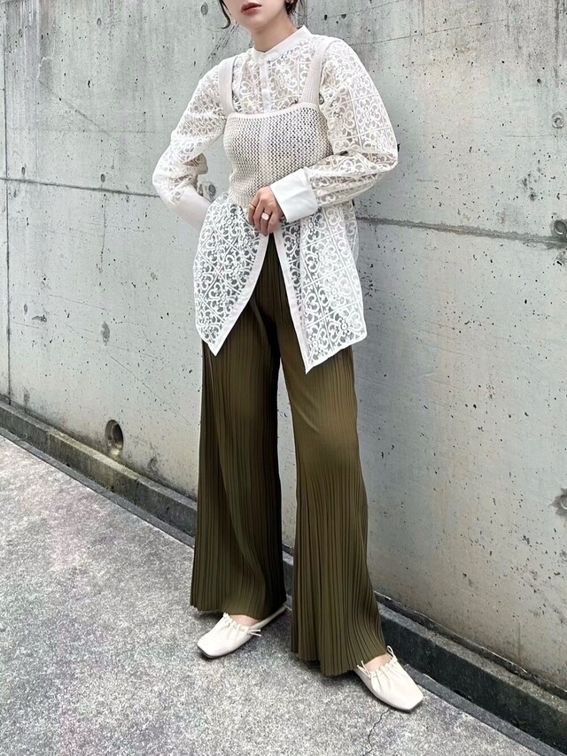 写真 (29枚目) - 【2024最新】カーキパンツの大人コーデ27選｜カーキに合う色と季節別の着こなしを紹介 - LOCARI（ロカリ）