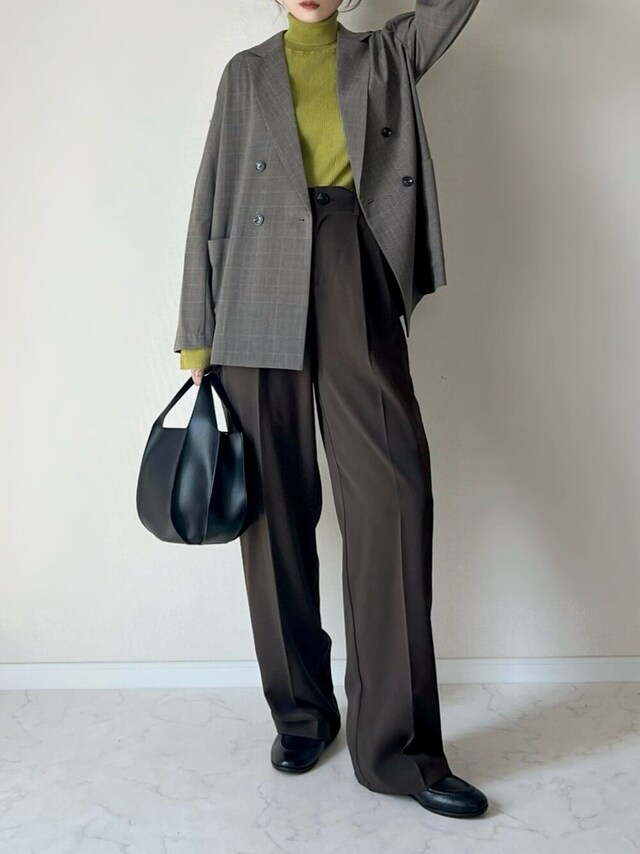 写真 (1枚目) - 【2024最新】最旬カラー「ブラウンパンツコーデ」23選｜合う色＆種類別のお手本コーデ - LOCARI（ロカリ）