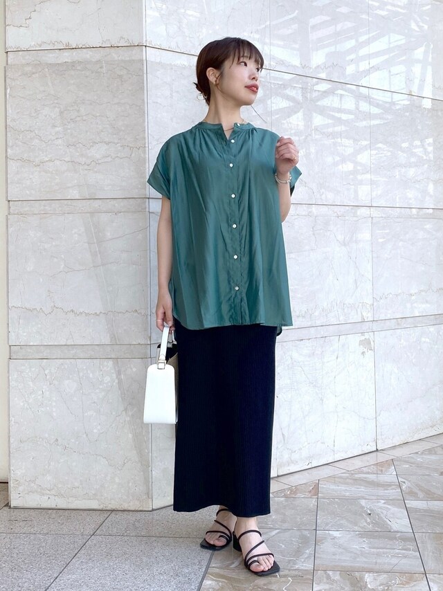 写真 (24枚目) - 【2024】季節別「黒タイトスカート」コーデ25選｜40代の大人におすすめの着回し実例集 - LOCARI（ロカリ）