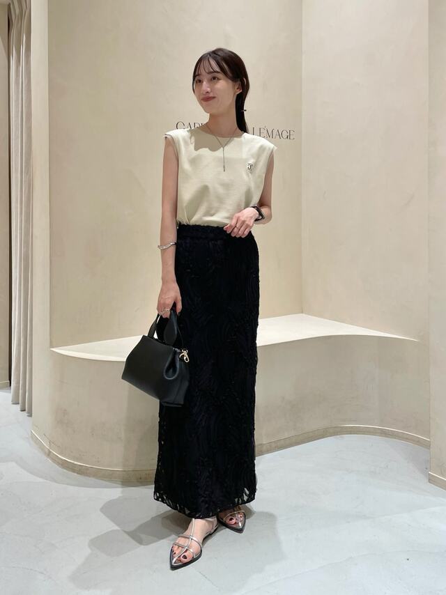 写真 (25枚目) - 【2024】季節別「黒タイトスカート」コーデ25選｜40代の大人におすすめの着回し実例集 - LOCARI（ロカリ）