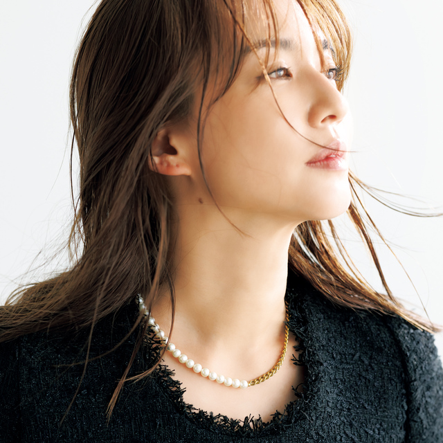 写真 (1枚目) - 「40代50代の肌を美しく見せるアイテム」敏腕スタイリストさんの回答は？ - LOCARI（ロカリ）