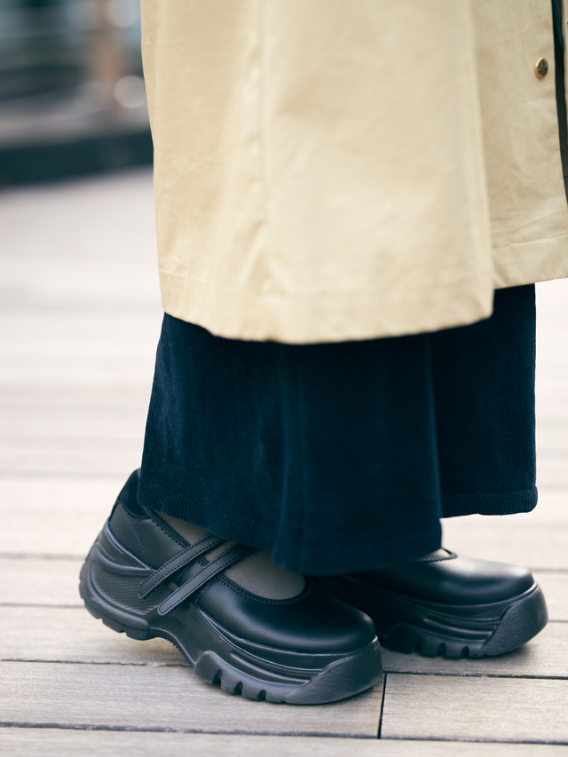 写真 (2枚目) - スニーカーもローファーも…[厚底シューズ]はコスパブランドの黒が使える！＜足元SNAP＞ - LOCARI（ロカリ）