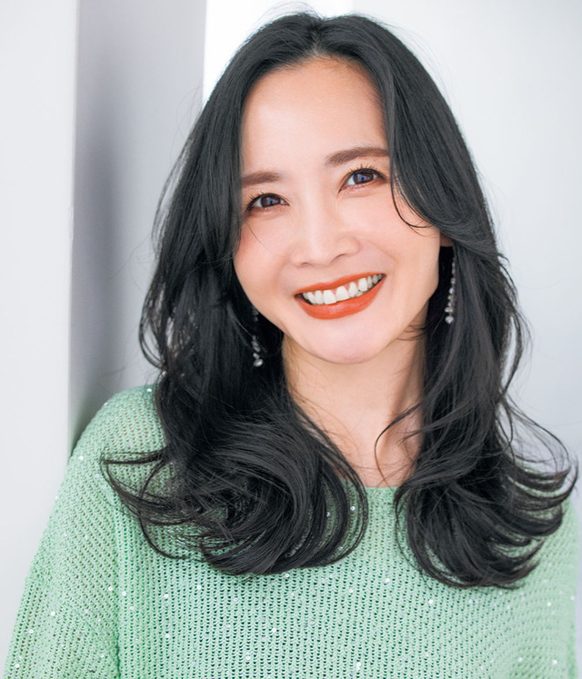 写真 (2枚目) - [40代の−5歳若見えスタイル]黒髪ロングは色合いとアレンジで脱コンサバに - LOCARI（ロカリ）