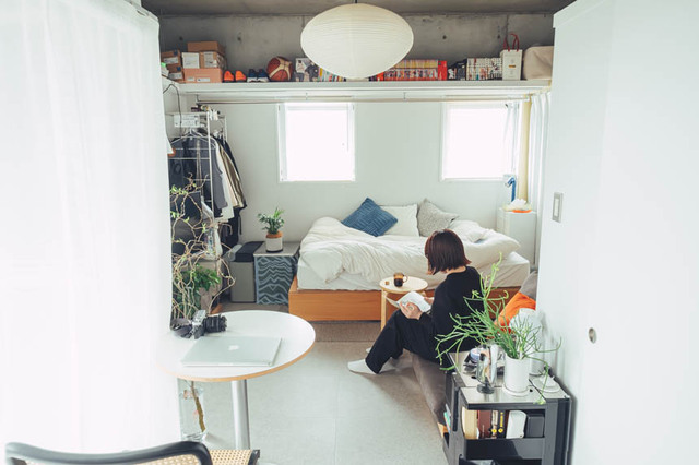 写真 (1枚目) - 収納はアイテムとアイデアでつくる。1K・26㎡の一人暮らしインテリア [私らしく暮らす] - LOCARI（ロカリ）