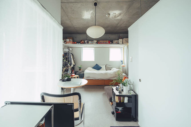 写真 (2枚目) - 収納はアイテムとアイデアでつくる。1K・26㎡の一人暮らしインテリア [私らしく暮らす] - LOCARI（ロカリ）