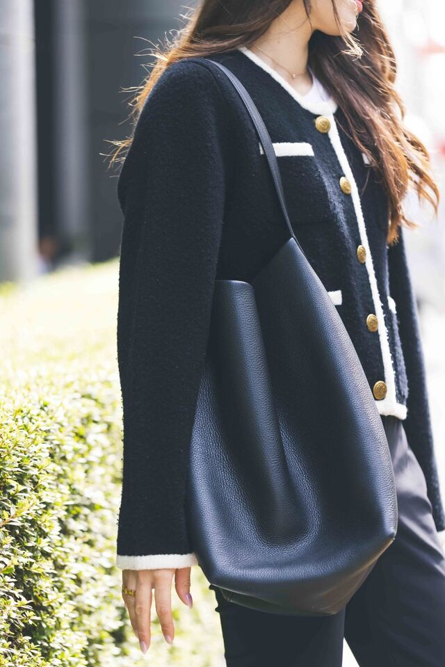 写真 (2枚目) - [ザ・ロウ]のバッグは、結局「黒」が使える！SNAP4選 - LOCARI（ロカリ）