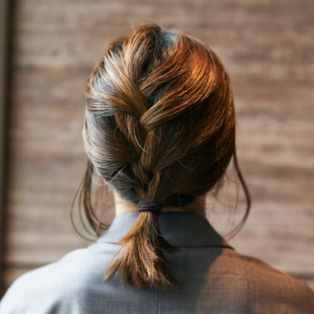 伸ばしかけボブヘアに[ひとつ結びアレンジ]がおしゃれで簡単！＜SNAP＞ - LOCARI（ロカリ）