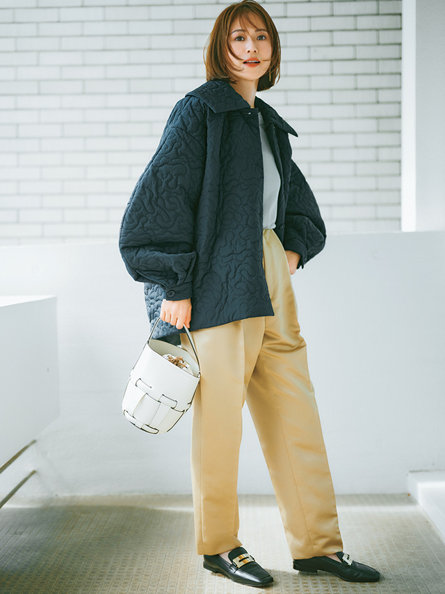 写真 (2枚目) - 40代はシルエットがポイント！旬の「コート×パンツコーデ」3選 - LOCARI（ロカリ）