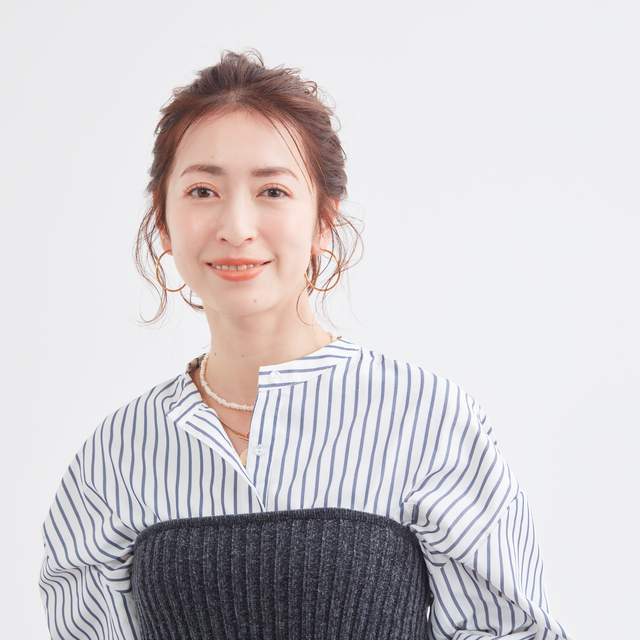 写真 (2枚目) - 30代、40代「大人のポニーテール」今年らしく垢抜けるコツは？[卒入園にも] - LOCARI（ロカリ）