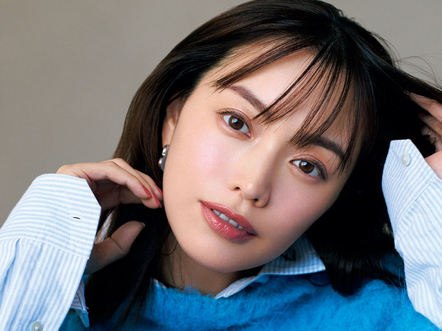 写真 (2枚目) - 蛯原友里さん「40代の今季の顔」でメイクアップ！ - LOCARI（ロカリ）