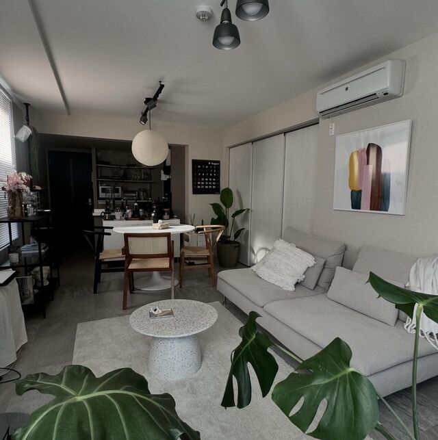 写真 (1枚目) - 和とアートの雰囲気がある、モダンなリビング。二人暮らしの2LDKインテリア - LOCARI（ロカリ）