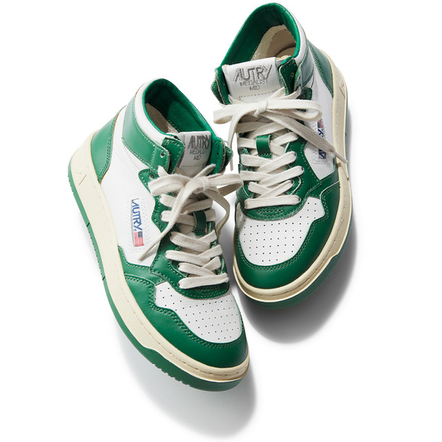 写真 (13枚目) - [冬スニーカー最旬情報]白だけじゃない！“こなれ上手”になれる新作8選 - LOCARI（ロカリ）