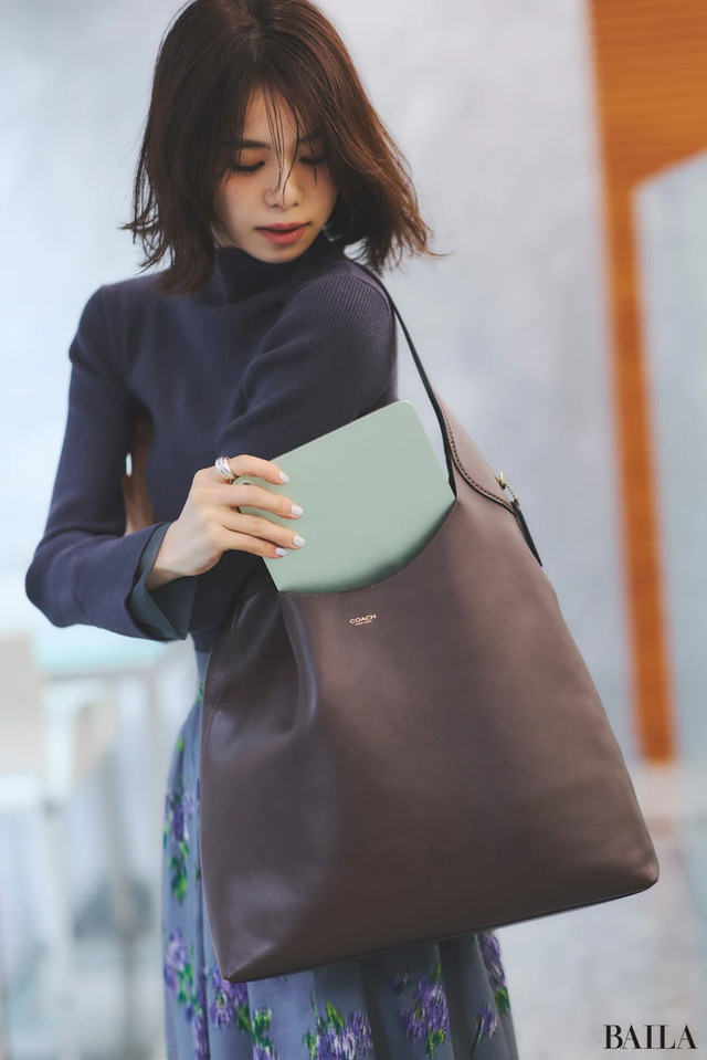 写真 (4枚目) - 「コーチ（COACH）」のワンハンドルトートは最旬デザインで軽さも嬉しい! - LOCARI（ロカリ）