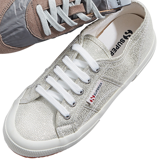 写真 (2枚目) - ママたちのスニーカーが続々“シルバー”現象！オシャレな履き方って？ - LOCARI（ロカリ）