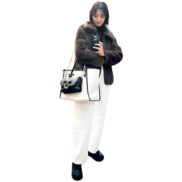 写真 (5枚目) - VERYママモデルが実践！“子連れで長距離移動”に[モノトーンコーデ]がいい理由 - LOCARI（ロカリ）